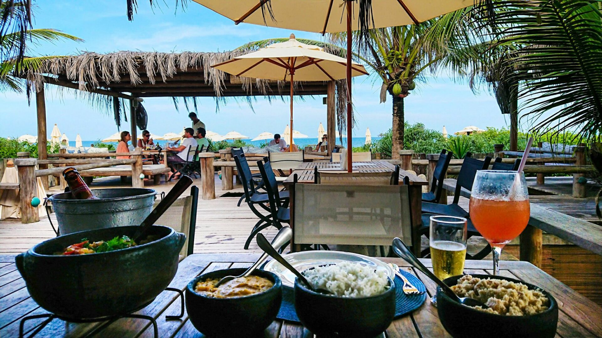 Os 10 Beach Clubs mais badalados de Trancoso